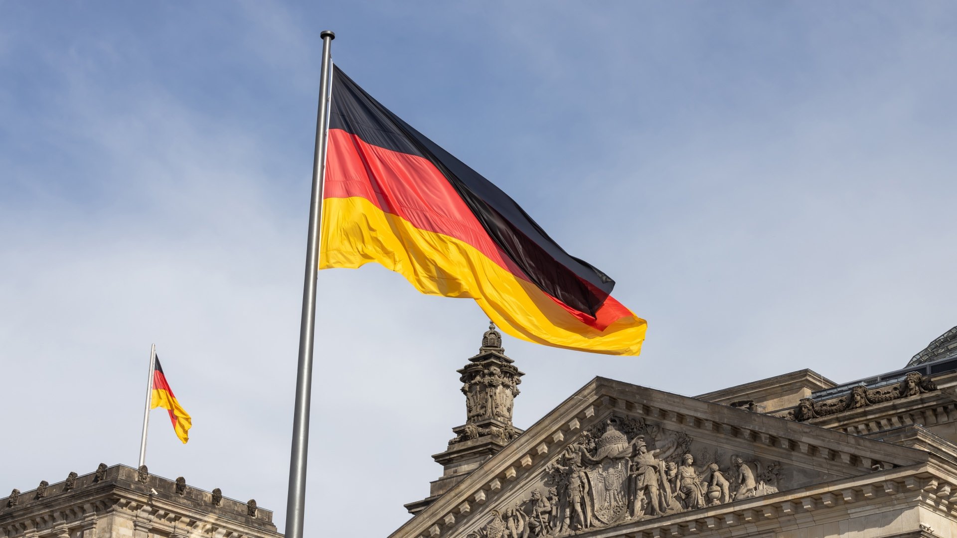 Euro lower, German consumer confidence improves